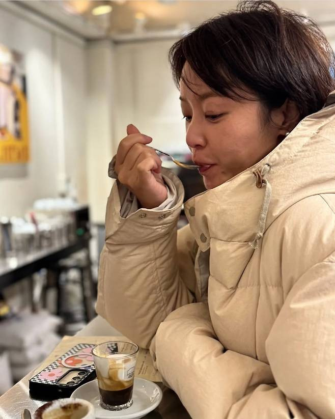 황정음 민낯으로 소화한 베이지 패딩룩 귀걸이 하나로 완성한 자연스러운 미모 스타와 라이프