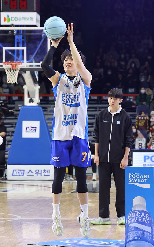 ‘정확한 3점호쾌한 덩크 최성모 조준희 삼성 ‘8년 만에 봄 농구 이끌까 Ss시선집중