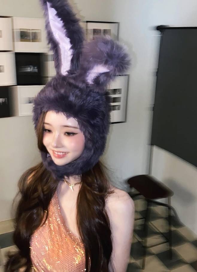 프리지아 인간 버니가 떴다 동화 속에서 나온 듯 핑크 버니햇에 시퀸 드레스룩 패션엔