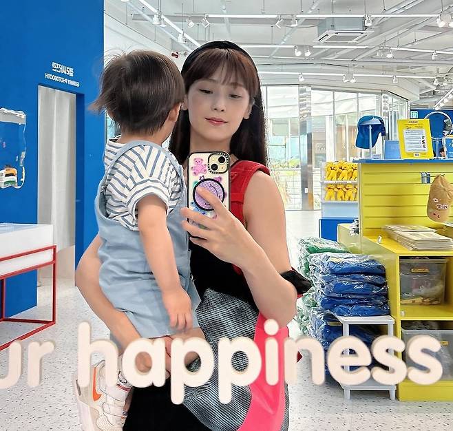 애둘맘 맞아 복근있는 잘록한 허리 자랑한 전 걸그룹 멤버 가지뉴스