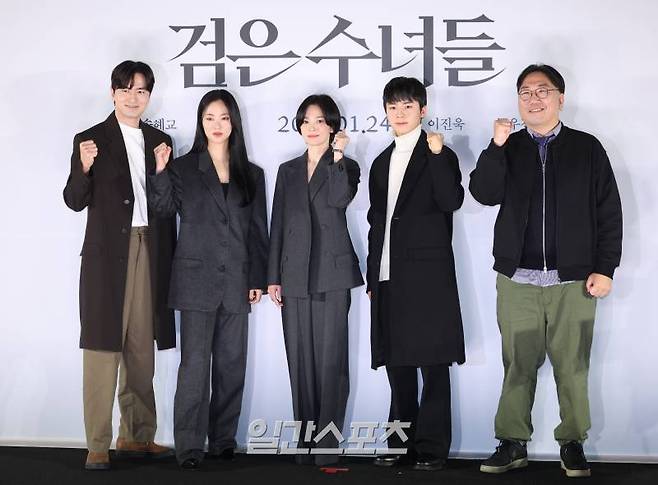 감탄할 수밖에”‘검은 수녀들 송혜교 흡연까지 자처한 열정 종합