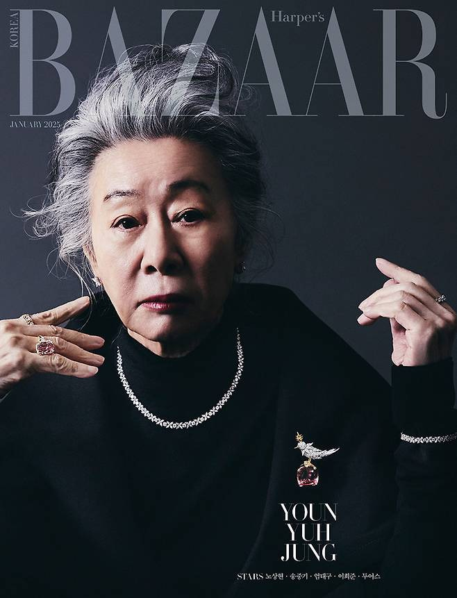 윤여정 77세 나이를 비웃는 치명적 화보 화이트 슈트와 맥시 코트의 환상 조합 스타와 라이프