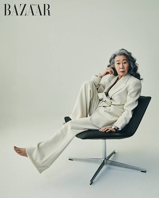 윤여정 77세 나이를 비웃는 치명적 화보 화이트 슈트와 맥시 코트의 환상 조합 스타와 라이프