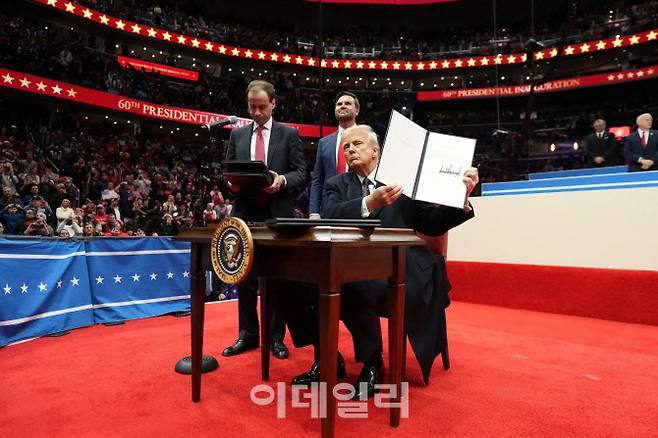 트럼프 파리 기후협약 탈퇴 충격태양광 등 줄하락