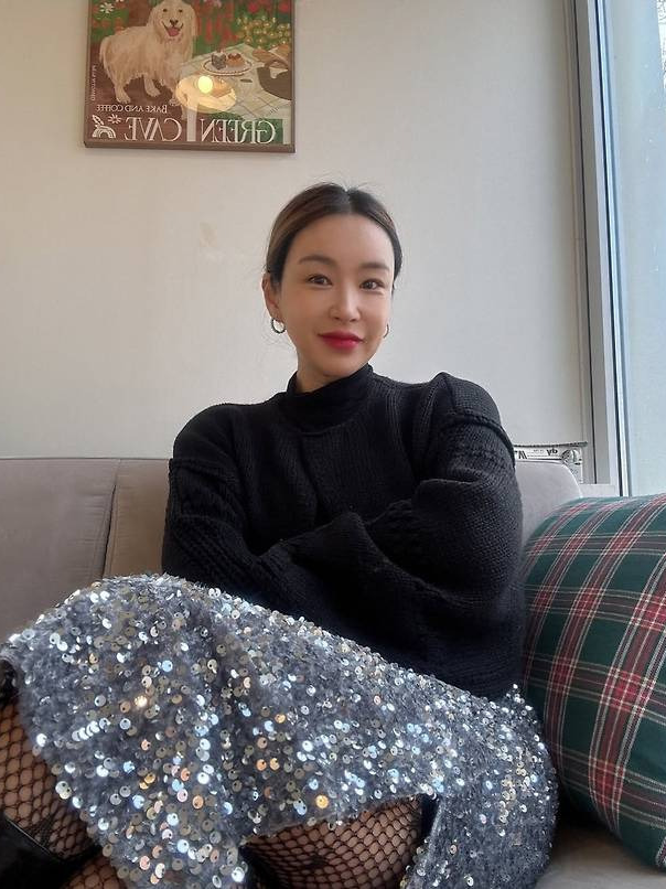 배윤정 44세 나이 무색한 파격 비주얼 찢어진 치마와 망사 스타킹의 강렬 매력 스타와 라이프