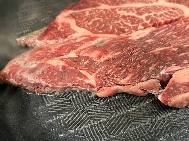 소고기 그냥 굽지 마세요 육즙 가득 10배 더 맛있는 고기 굽는 법 텐꿀팁