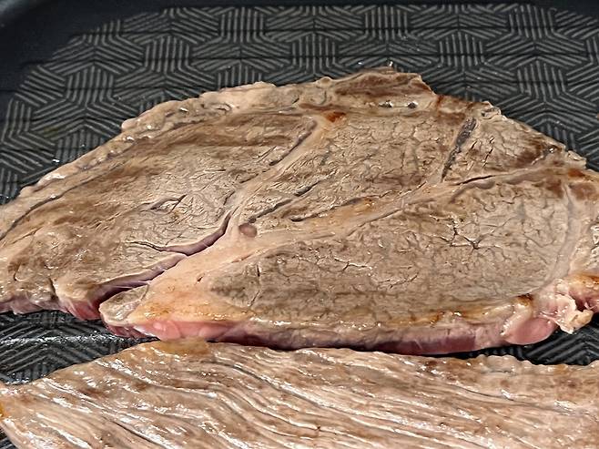 소고기 그냥 굽지 마세요 육즙 가득 10배 더 맛있는 고기 굽는 법 텐꿀팁