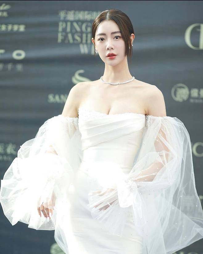 클라라 대륙이 발칵 키도 큰데 여리여리 눈부신 오프숄더 드레스룩 뷰티는 내운명