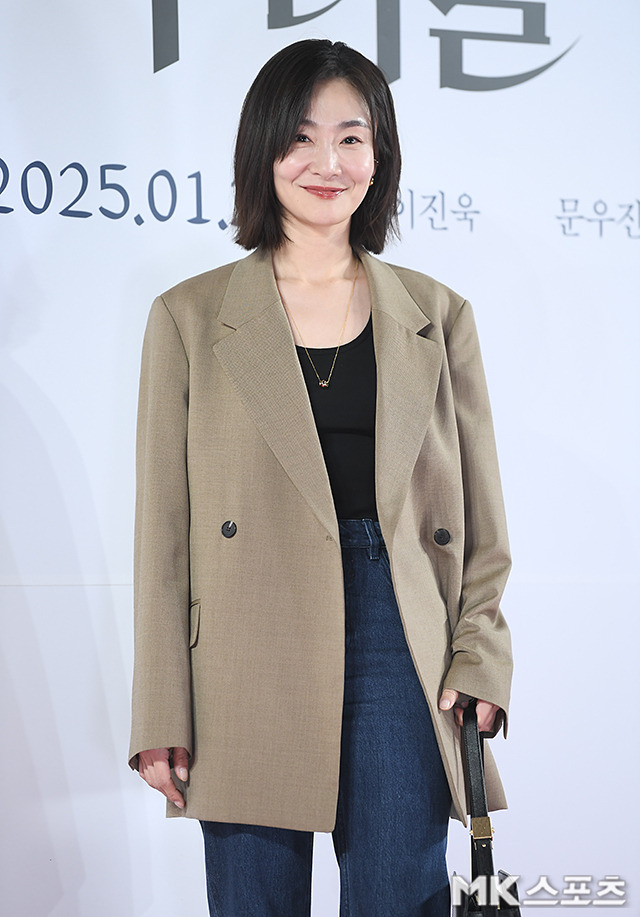박효주 동갑내기 송혜교와 절친 케미 심플한 세련미 뽐낸 베이지 재킷 데님 팬츠룩 뷰티는 내운명