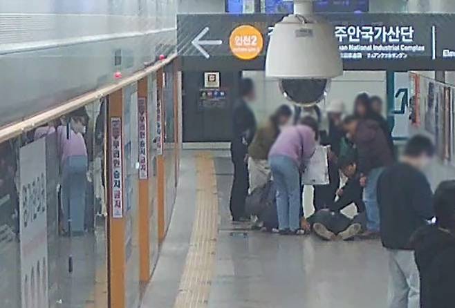 지하철 응급 상황 하루에 두 번꼴 옆사람 쓰러지면 어떻게 대처할까
