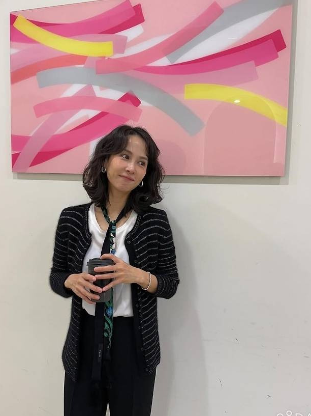 출근룩의 신세계 조여정 스트라이프 카디건으로 시선 압도 스타와 라이프