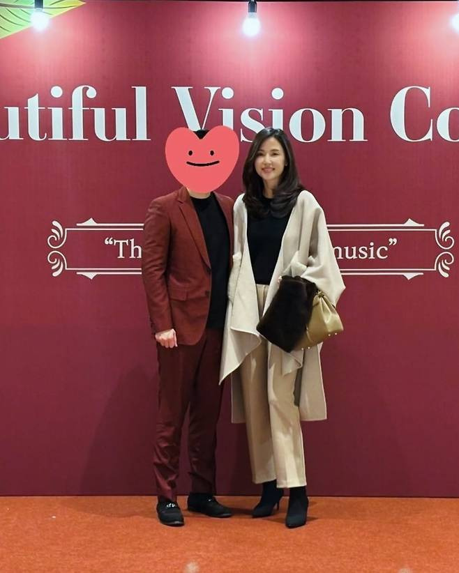 공현주 남편 마음 저격 베이지 케이프 코트로 완성한 로맨틱 데이트룩 스타와 라이프