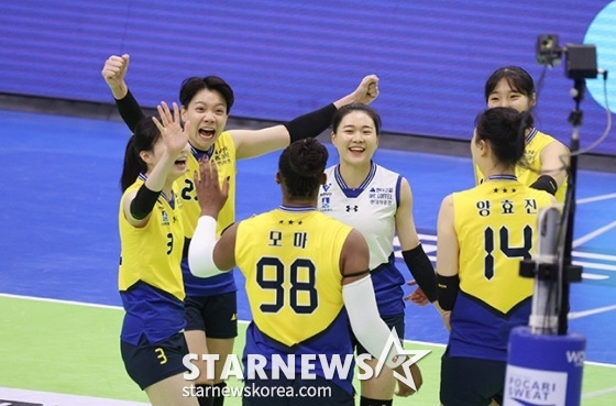 미쳤다 정관장 파죽의 12연승 2위 현대건설 풀세트 끝에 격파 메가부키리치 69점 대폭발 선두권 경쟁 활활
