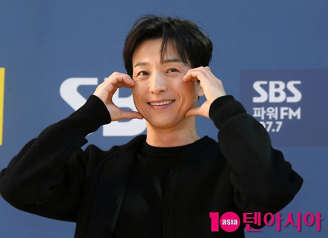 정성일 부끄러운 아이돌 볼하트은근히 낯가려요 Ten포토