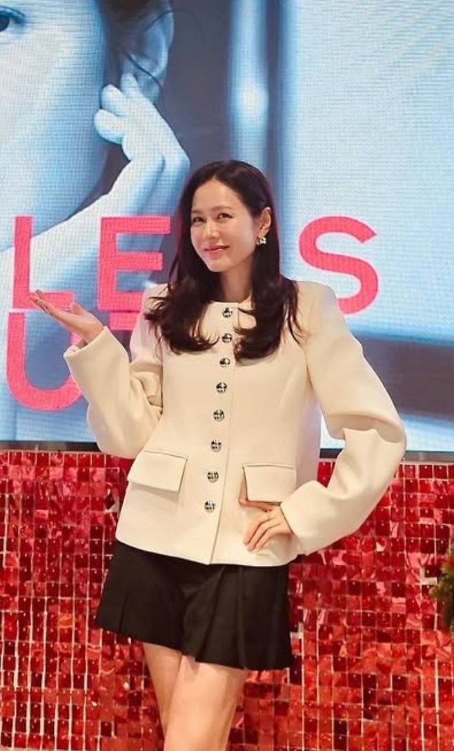 손예진 세련된 아들엄마의 미니멀룩 미니스커트로 증명한 러블리 여왕 뷰티는 내운명