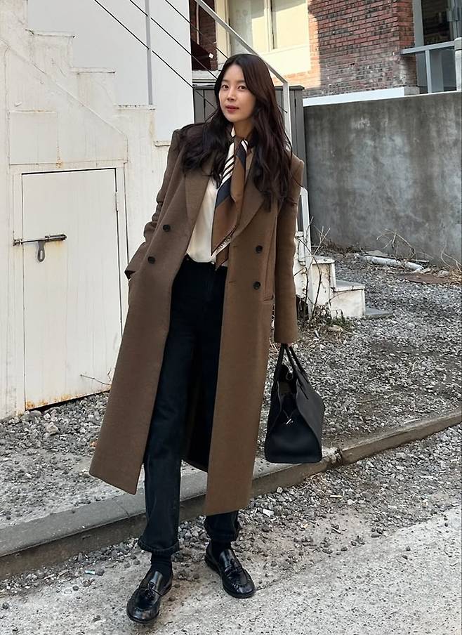 한지혜 이 조합 100점 올 트렌드 컬러 모카무스 스카프와 코트 매치 얼죽코룩 패션엔