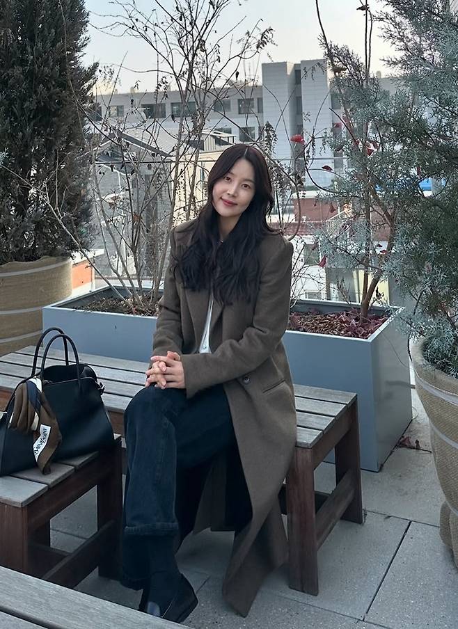 한지혜 이 조합 100점 올 트렌드 컬러 모카무스 스카프와 코트 매치 얼죽코룩 패션엔