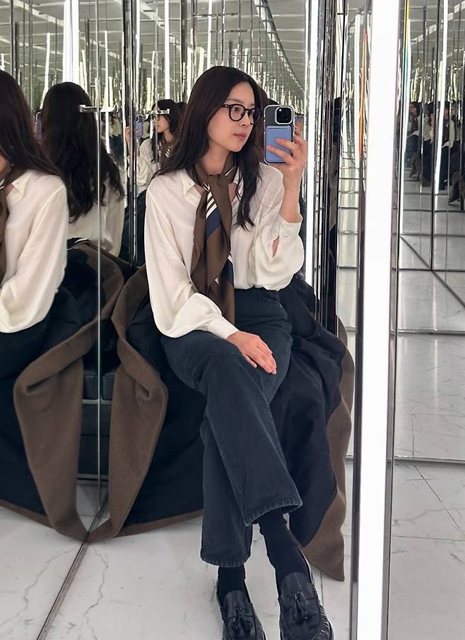 한지혜 이 조합 100점 올 트렌드 컬러 모카무스 스카프와 코트 매치 얼죽코룩 패션엔