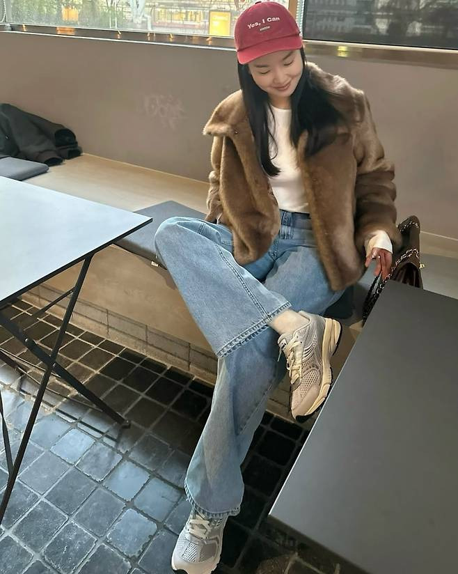 유명 가수 아내 셀럽 포스 퍼 재킷과 청바지로 완성한 세련미의 정석 스타와 라이프