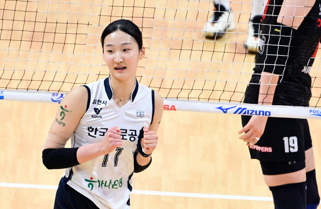 20살 신인왕의 블로킹쇼 197194cm Mb 듀오 제압했다국대 세터 결장에도 삼성화재 완파 Kb 3위 굳히기