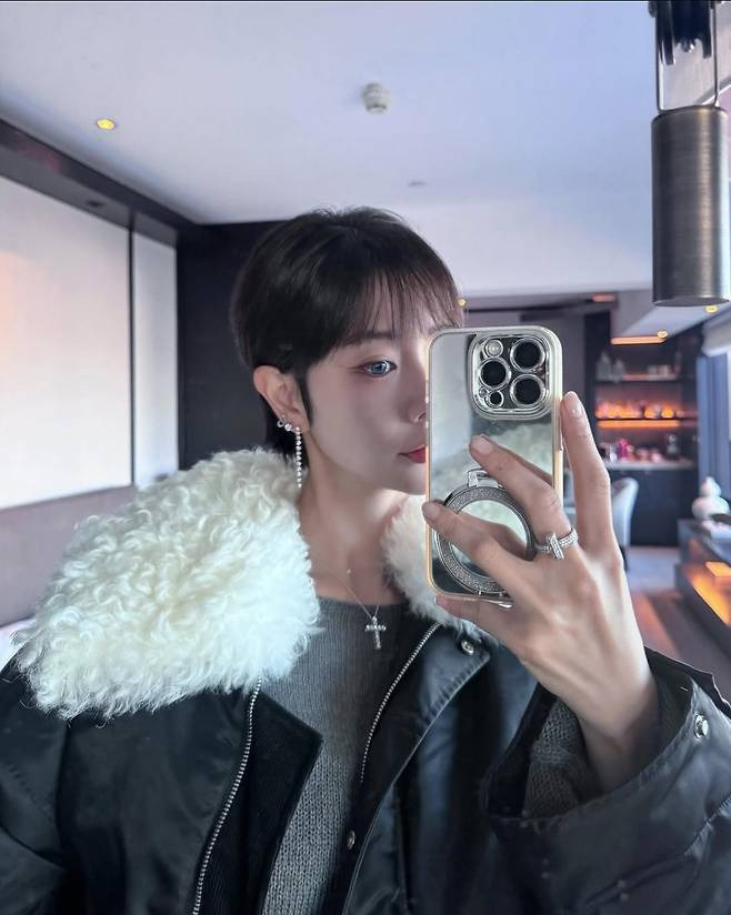클라라 숏컷으로 러블리 폭발 블랙 점퍼와 퍼 디테일로 스타일 업 스타와 라이프