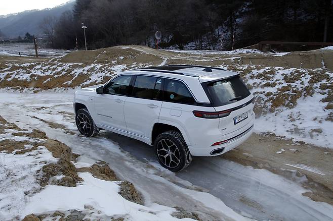 겨울철 동반자 상남자 지프 그랜드 체로키 4xe프리미엄 Suv 시장 공략 지피코리아