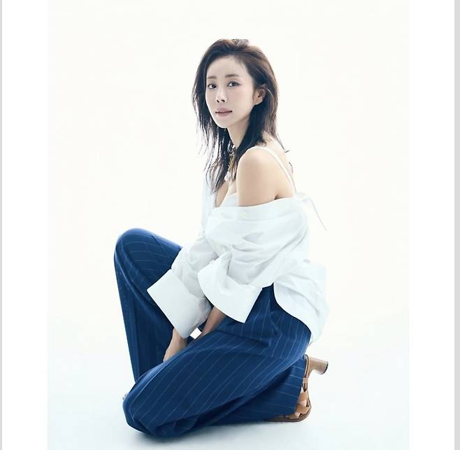 한다감 살이 확 빠져 놀랍다44세 너무 내린 오프숄더과감한 노출룩 뷰티는 내운명