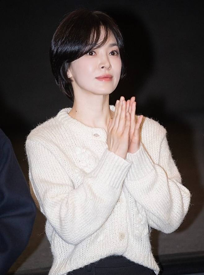 송혜교 팬들 홀린 무대인사 러블리한 ‘니트 Vs 체크 Vs 코트 드뮤어룩 패션엔