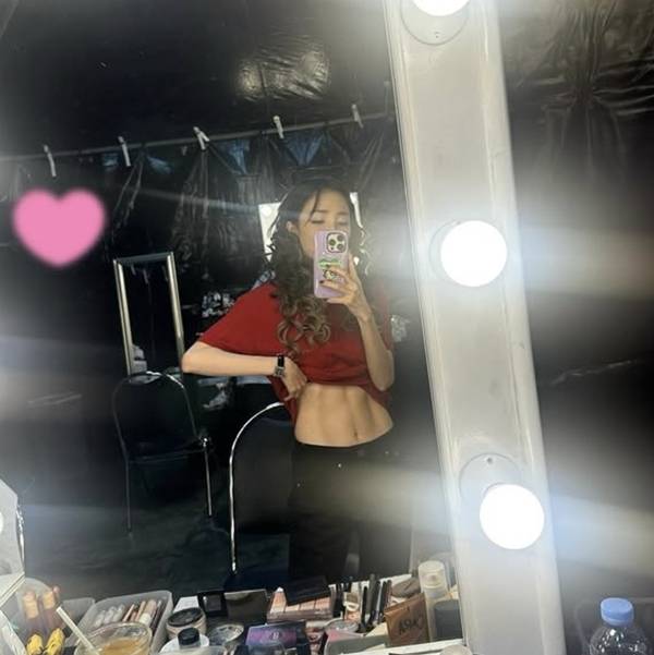 “160cm 39kg” 산다라박, 갈비뼈 드러난 탄탄 복근…태국 콘서트 찢었다