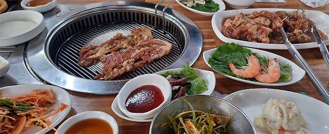 바닷가지만 내세울 갈비집 있다 고로 여수는 외롭지 않다 김도언의 너희가 노포를 아느냐