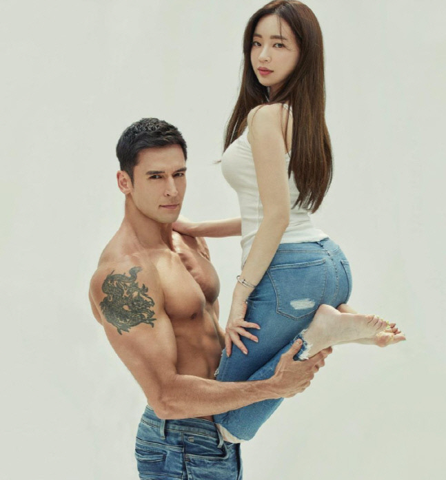 한손으로 들릴정도로 가볍다고몸무게 솔직 공개한 연예인운동복룩 어썸클