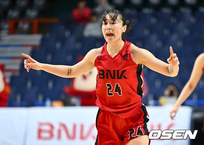 '연장에 연장' BNK썸, 2차 연장 끝에 하나은행 제압+선두 복귀...김소니아 3경기 연속 '더블더블'