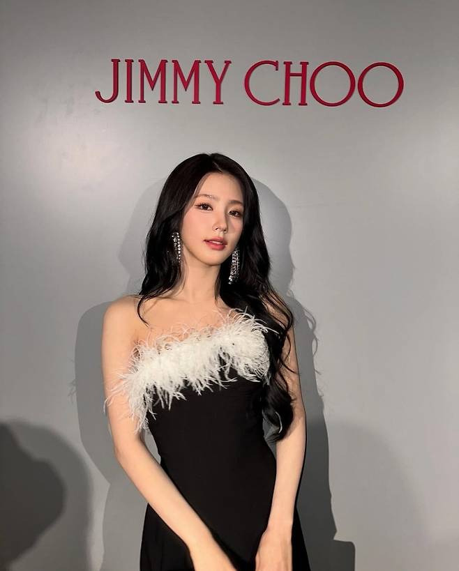 ‘너무 하얘 여리여리 매력 폭발 내가 제일 예쁘다는 여가수의 튜브탑 드레스룩 스타와 라이프