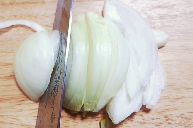 양파를 썰 때 칼 대신 이것 사용해 보세요 고깃집 전문점 뺨치네요~ 쏙쏙팁