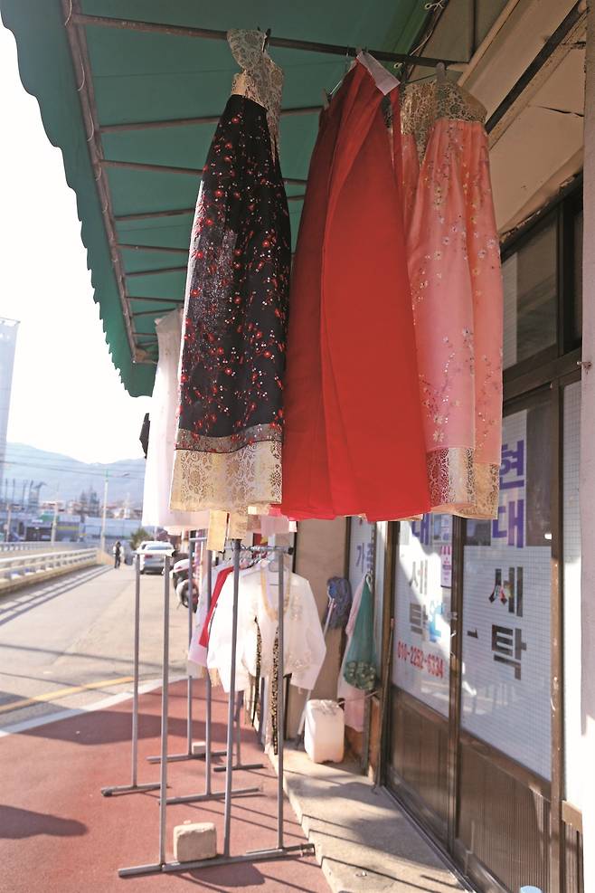 바늘귀 실 못 꿸 때까지 내 자리 지키고 싶어요