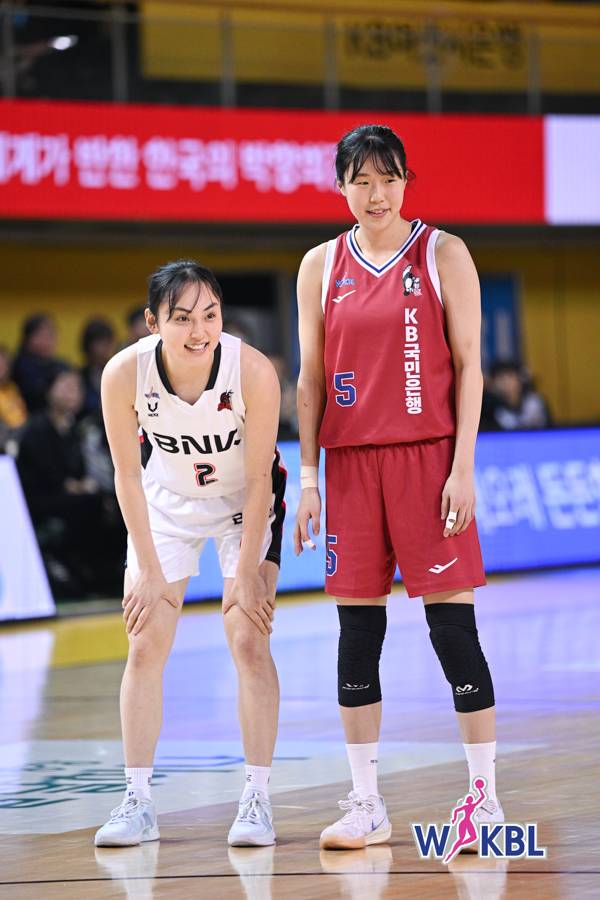 강이슬 터졌다! KB, BNK 제압하고 공동 4위…선두 경쟁 치열