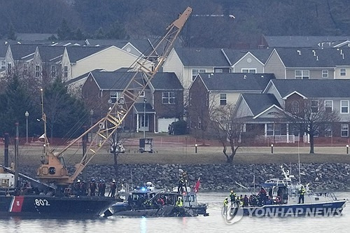 충돌 참사 빚은 미 군용 헬기 고위직 대피 비밀훈련 중이었다”