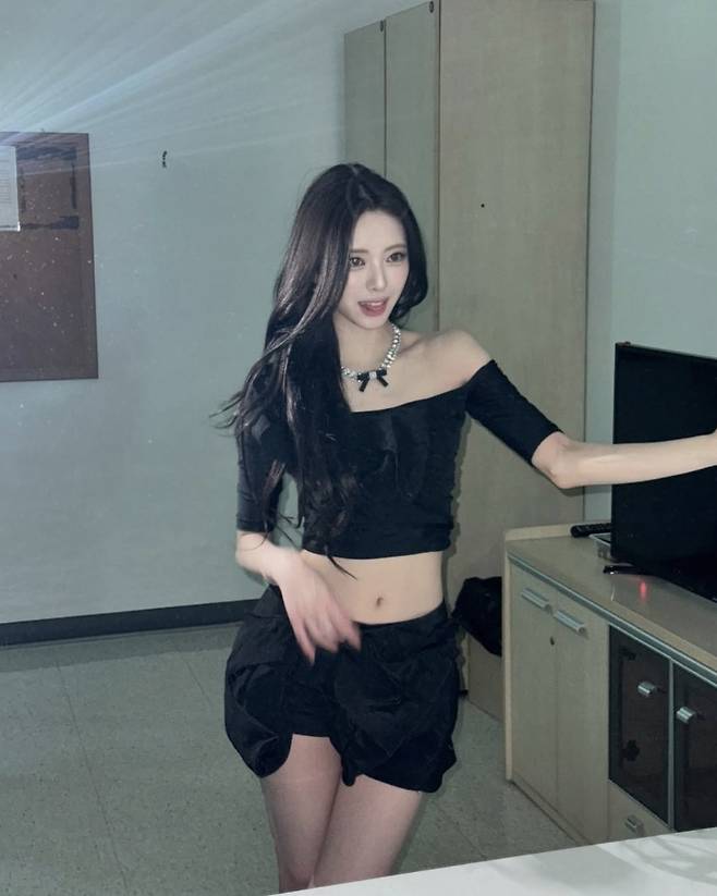 이렇게 예쁜데목소리 쨍한 게 단점 악플이 신경쓰여 갇혀 지냈던 여가수 미니스커트룩 대본은 내운명