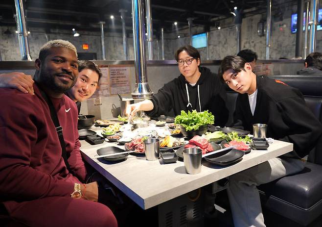 키움 선수단 회식에 이정후 깜짝 방문올 시즌 선전 응원해