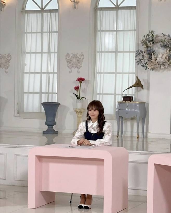 48세 돌싱 맞아 아들도 둘 있는데20대 뺨치는 동안미모 뽐낸 여배우 원피스룩 대본은 내운명