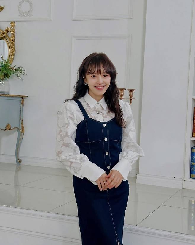 48세 돌싱 맞아 아들도 둘 있는데20대 뺨치는 동안미모 뽐낸 여배우 원피스룩 대본은 내운명