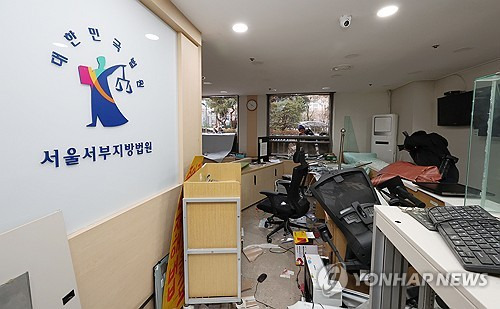 서부지법 침입 녹색점퍼남 체포경찰 언론사 기자 아냐