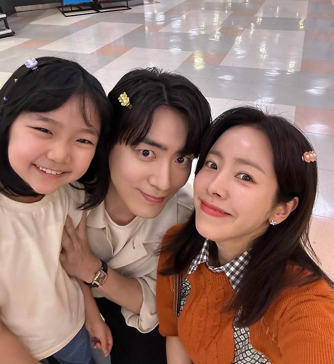 가족사진인 줄” 한지민 ♥이준혁과 달달 셀카‘나완비 과몰입 유발