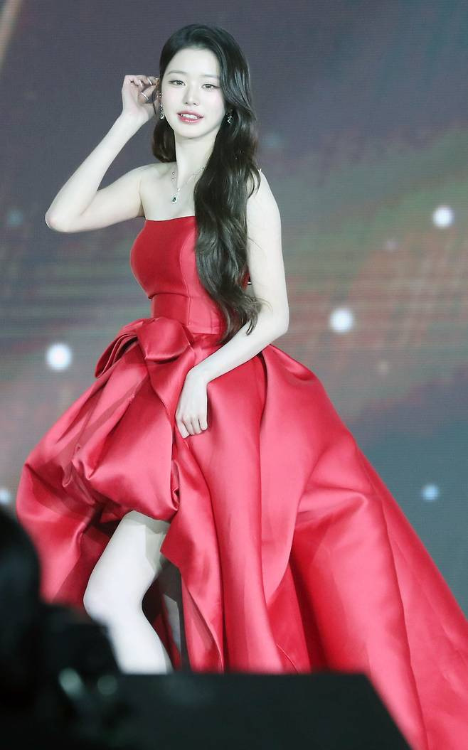 ‘천년에 한 번 나올 미모 후광까지 비치는 여가수 여신급 드레스룩 스타와 라이프