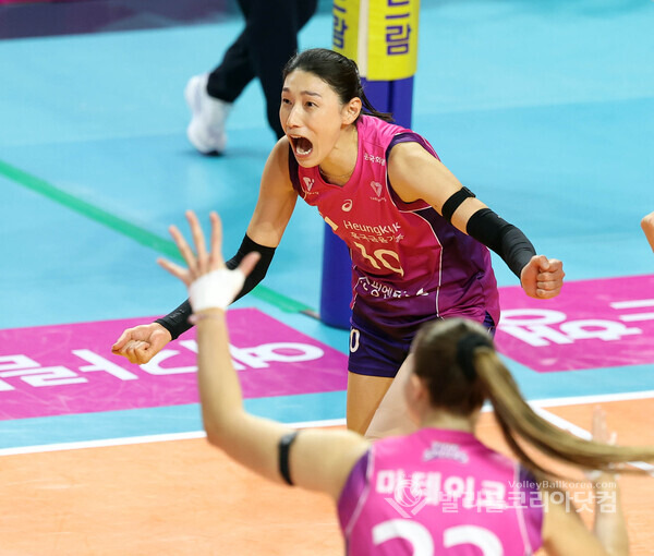 김연경의 끝내기 블로킹 환호 흥국생명 5연승 질주정관장에 3 1 승리