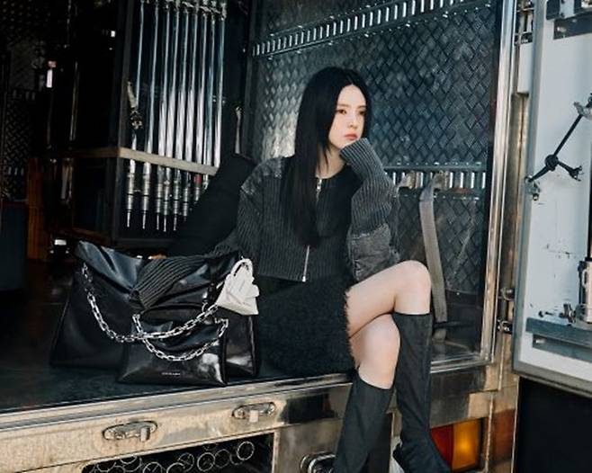 한소희 복근 드러낸 핫한 봄의 잇걸 크롭 집업에 깃털 미니 스프링룩 패션엔