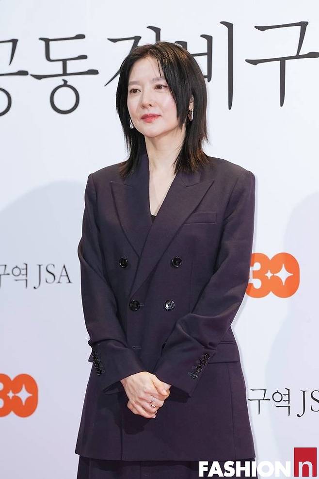 이영애 품격있는 외출 우아함이 깃든 클래식한 스커트 슈트룩 패션엔