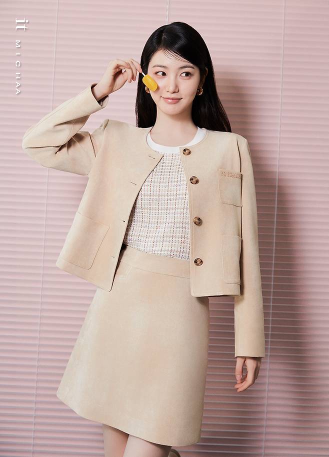 봄맞이 쇼핑 전 필독♥ 배우 신예은의 로맨틱 봄 화보 패션 마고의 패션뷰티