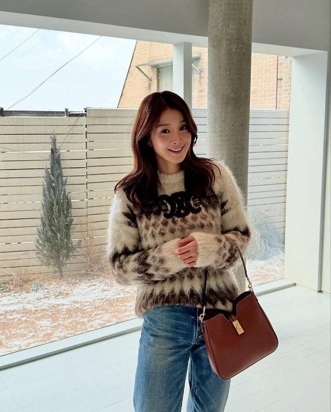 이시영 보송한 셀린느 니트로 완성한 겨울 감성 스타일리시한 데님 매치 세련된 윈터룩 뷰티는 내운명