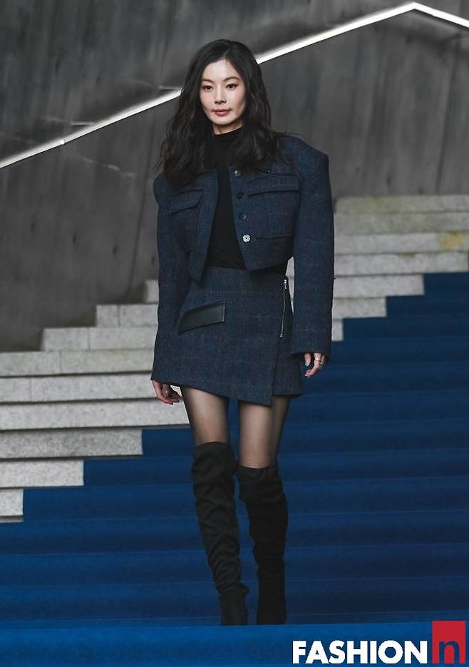 윤소이 패션위크 첫날 오프닝 장식 파워 숄더 힙한 Y2k 투피스룩 패션엔